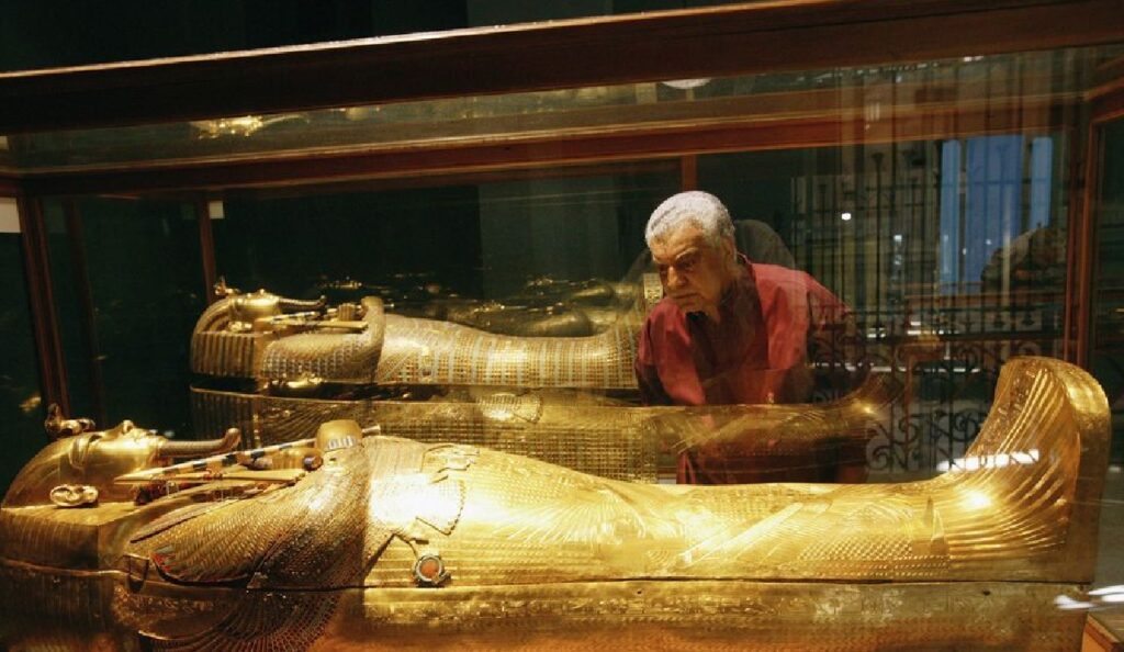Il faraone Tutankhamon venne mummificato con il pene in erezione