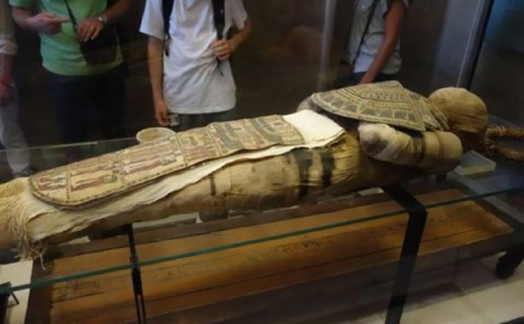 La mummia avvolta in panni di lino del Louvre ed il processo di ...