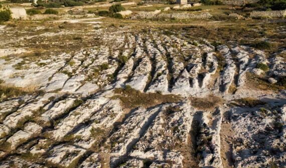 Indecifrabili e misteriosi: cosa sono i "Solchi di Carro" sull'isola di ...