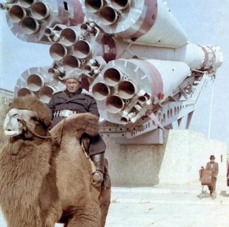 Foto del giorno: in groppa al cammello di fronte al razzo Sojuz